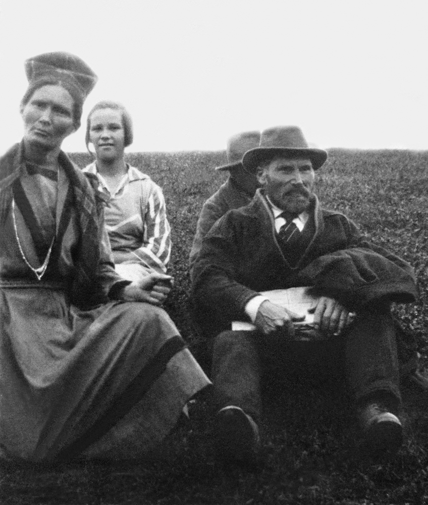 På Gluggvasshaugen Elsa Laula,bak datter - Helgeland Museum ...