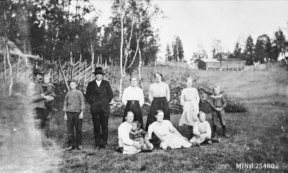 Familiebilde. Hans Sandom med Sven på armen, Sigurd Sandom, Hans Måna ...