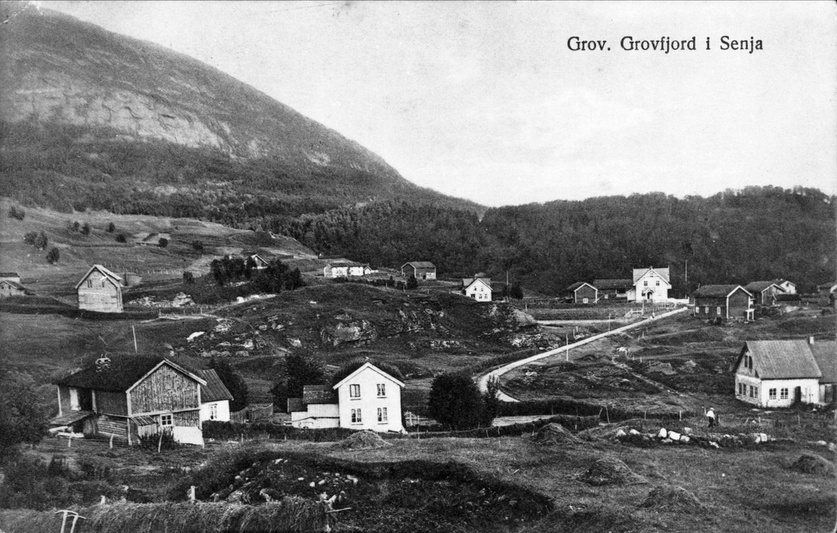 Gårdsbebyggelse i Grovfjord. Hesjer i forgrunnen. - Sør-Troms Museum ...