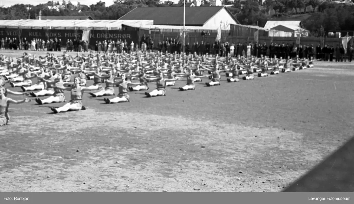Turnstevne på Levanger stadion. - Levanger Fotomuseum / DigitaltMuseum