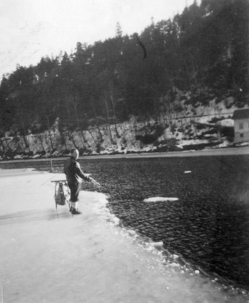 Pilking i iskanten, vintern 1948. - Telemark Museum / DigitaltMuseum