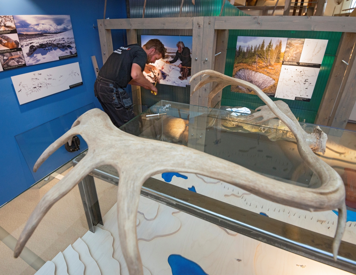 Snekker Stein Engen, fotografert under monteringsarbeid i Norsk ...