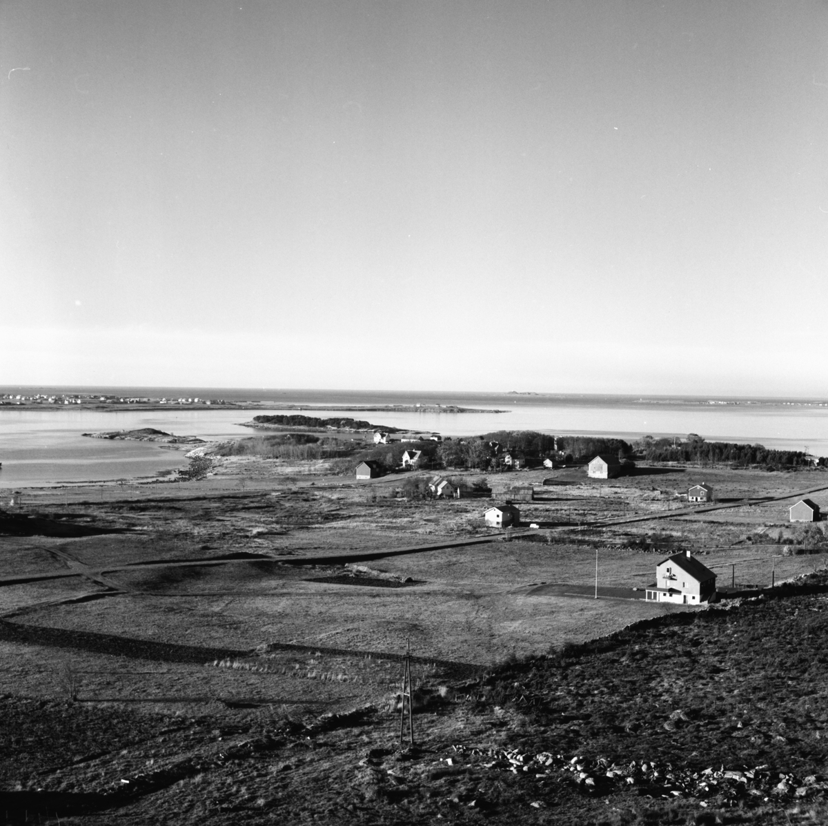 Prospektfotografi av Skjong og Ytterland på Valderøya. I bakgrunnen er ...