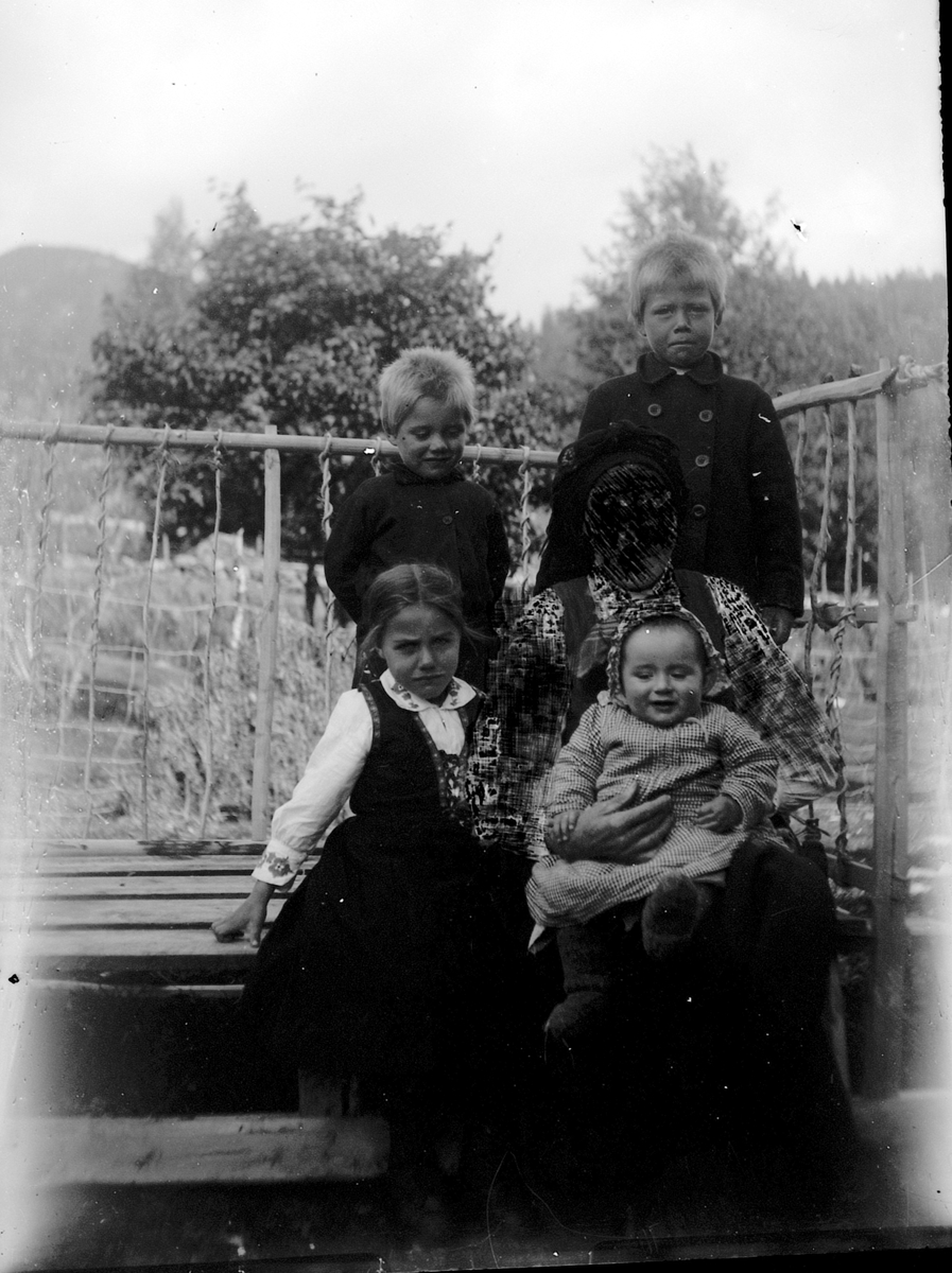 Fotoarkivet etter fotograf Aanund Olavson Edland. Utendørs portrett av ...