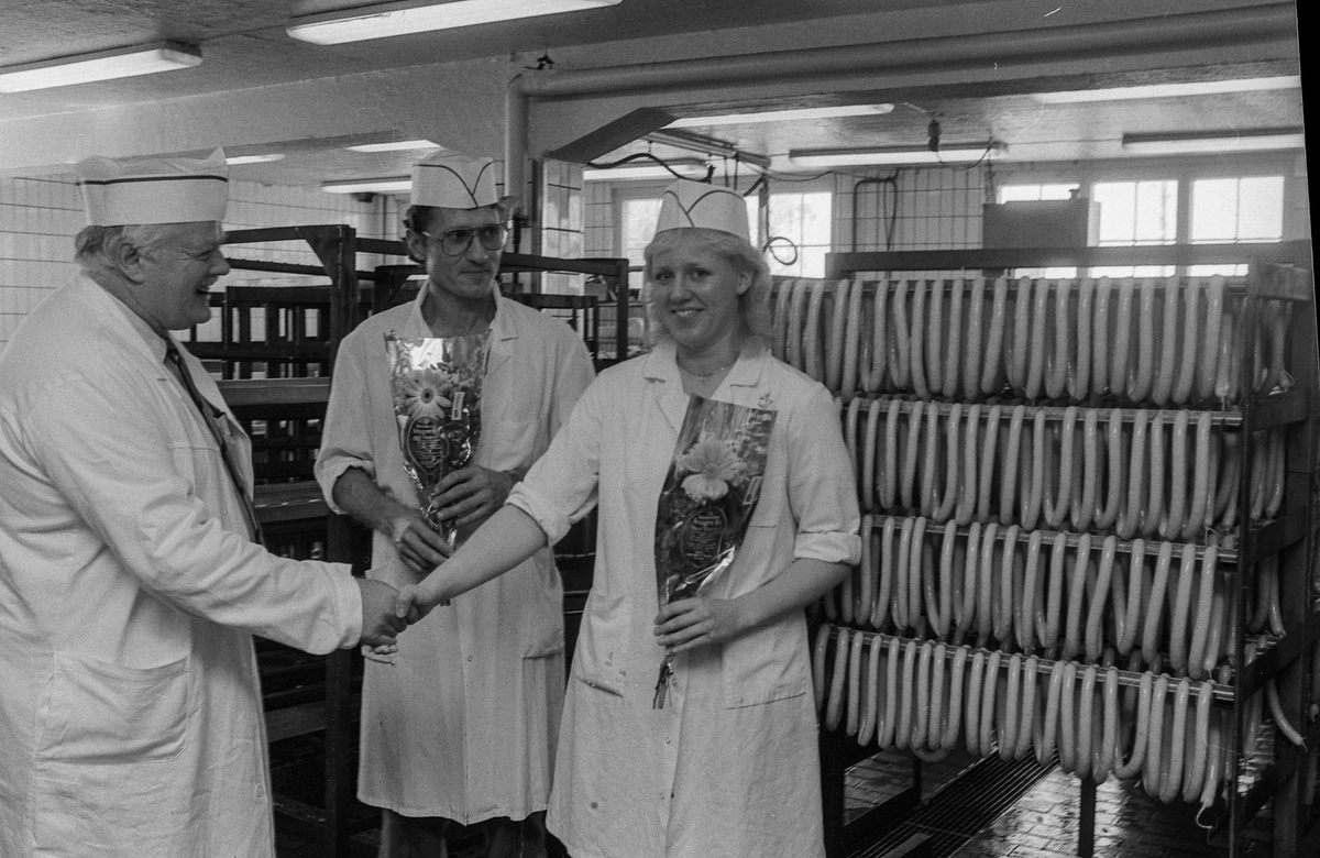 Tomte Mat i Ås med to ferdigutdannede pølsemakere. Hans Olav Skjolden ...