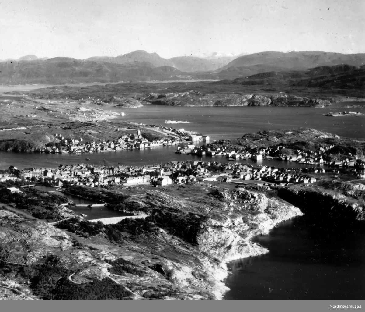 Flyfoto fra gamle Kristiansund. Gitt til Nordmøre museums fotosamlinger ...