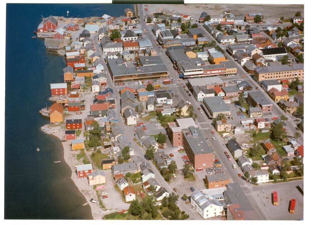 Flyfoto av Mosjøen Sentrum, Sjøgata, Nergato, Strandgata tatt fra sør ...