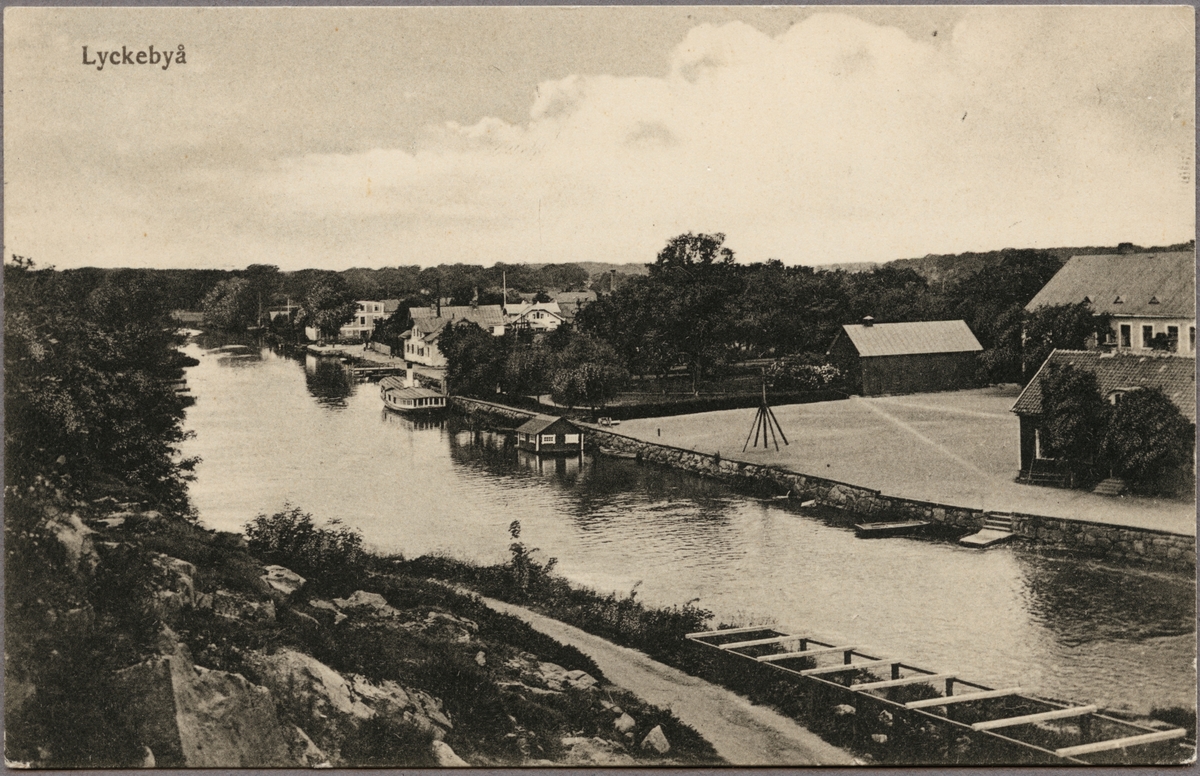 Vy över Lyckeby med en förtöjd ångbåt i Lyckebyån. - Järnvägsmuseet ...