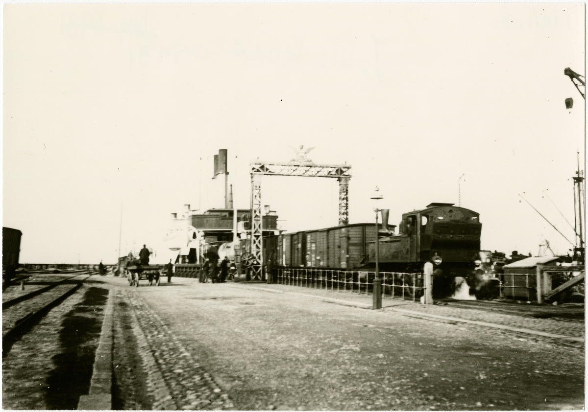 Ett Statens Järnvägar, SJ Ke-lok växlar en tysk G10-vagn, två svenska G ...