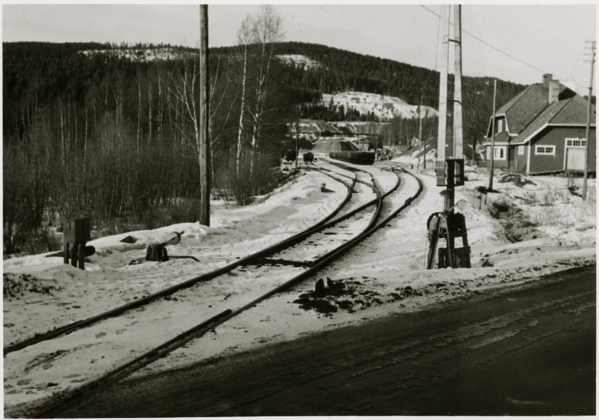 Järnvägsövergången strax före Idkerberget station 1964 ...