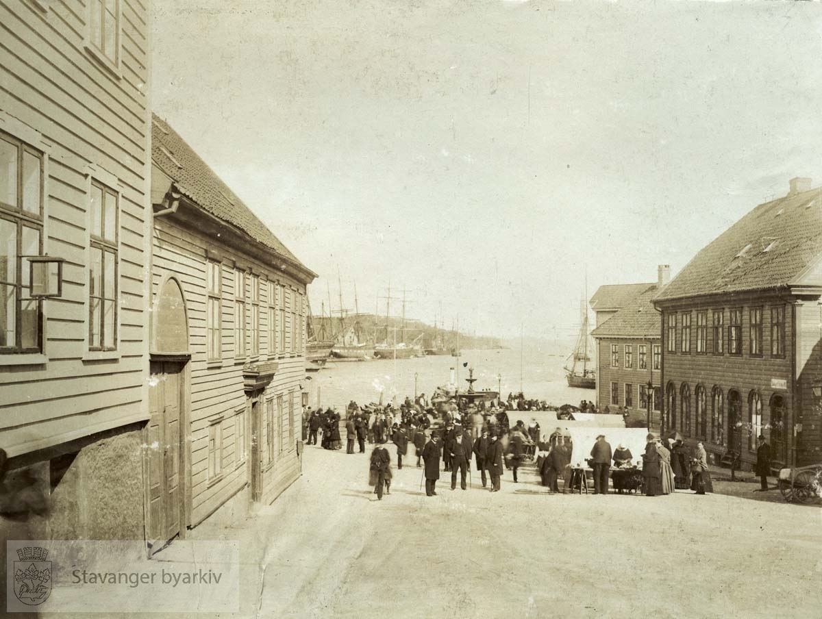 Parti av torget med fontenen - Stavanger byarkiv / DigitaltMuseum