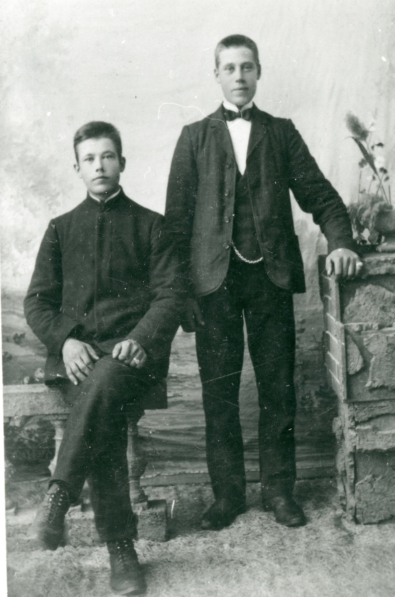 Portrett av Sitjande : Knut Nilson Svingen og ståande Nils Nilson ...