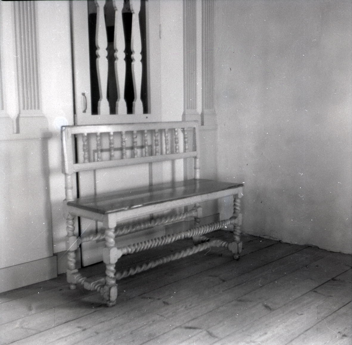Interiör av Döderhults kyrka, soffa med svarvade detaljer. - Kalmar ...