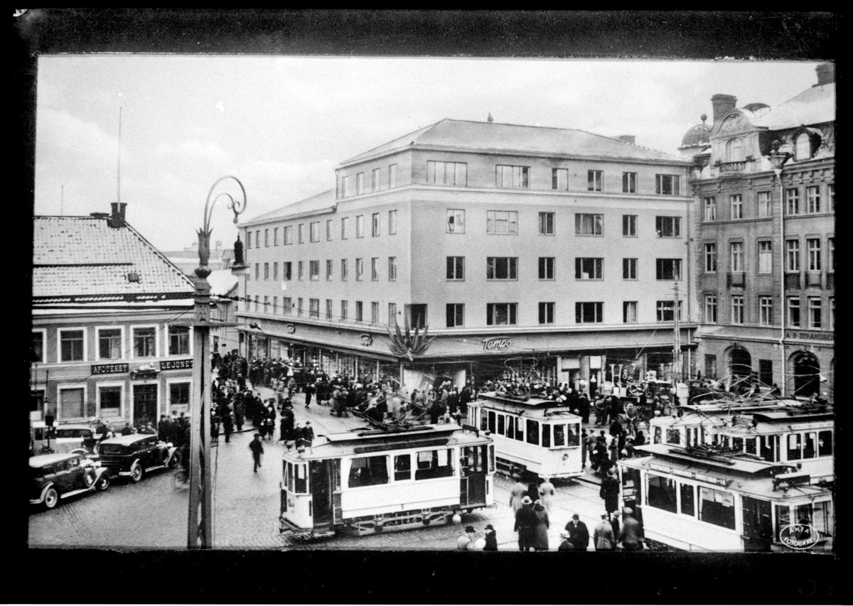 Spårvagnstrafik vid Stora Torget i Uppsala. - Järnvägsmuseet ...