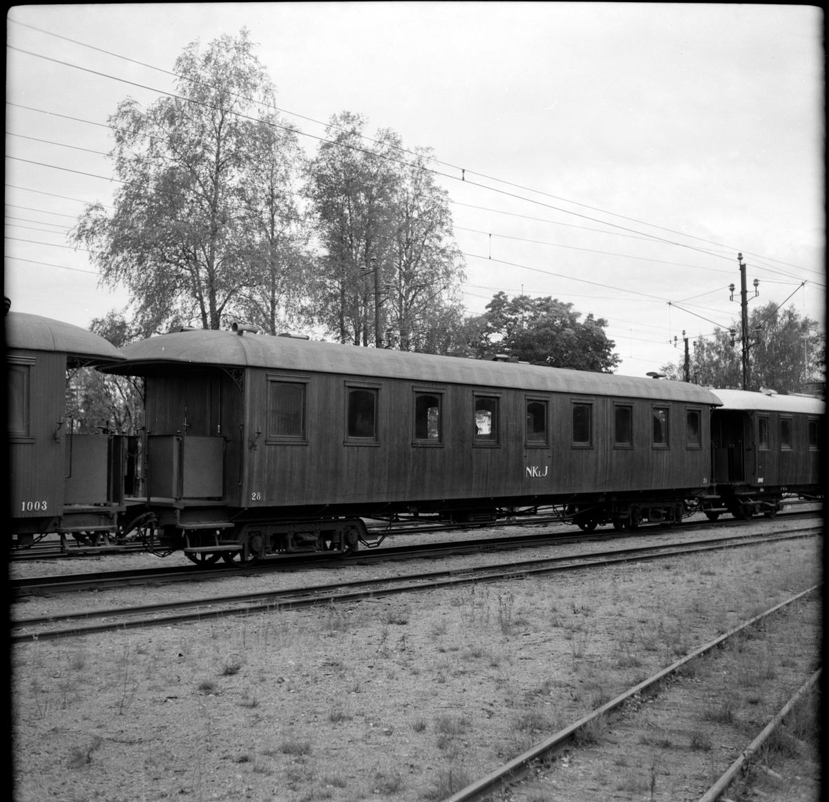 Nordmark - Klarälvens Järnväg, NKIJ personvagn 28 på bangården i ...