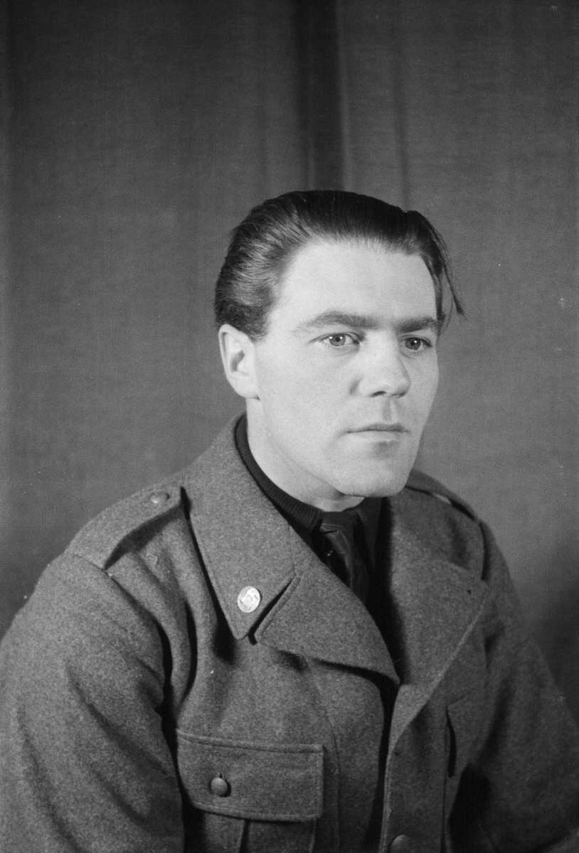 Porträttfoto av soldat Karl Emil Sixten Wallin (nummer 3985), mekaniker ...