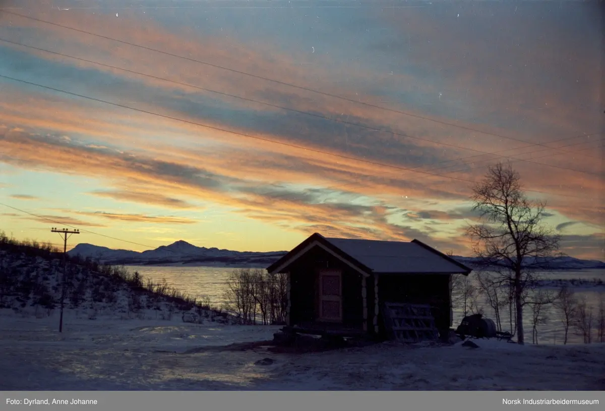 Lite uthus på gården Øst-Førnes på Møsstrond i skumringstiden på ...