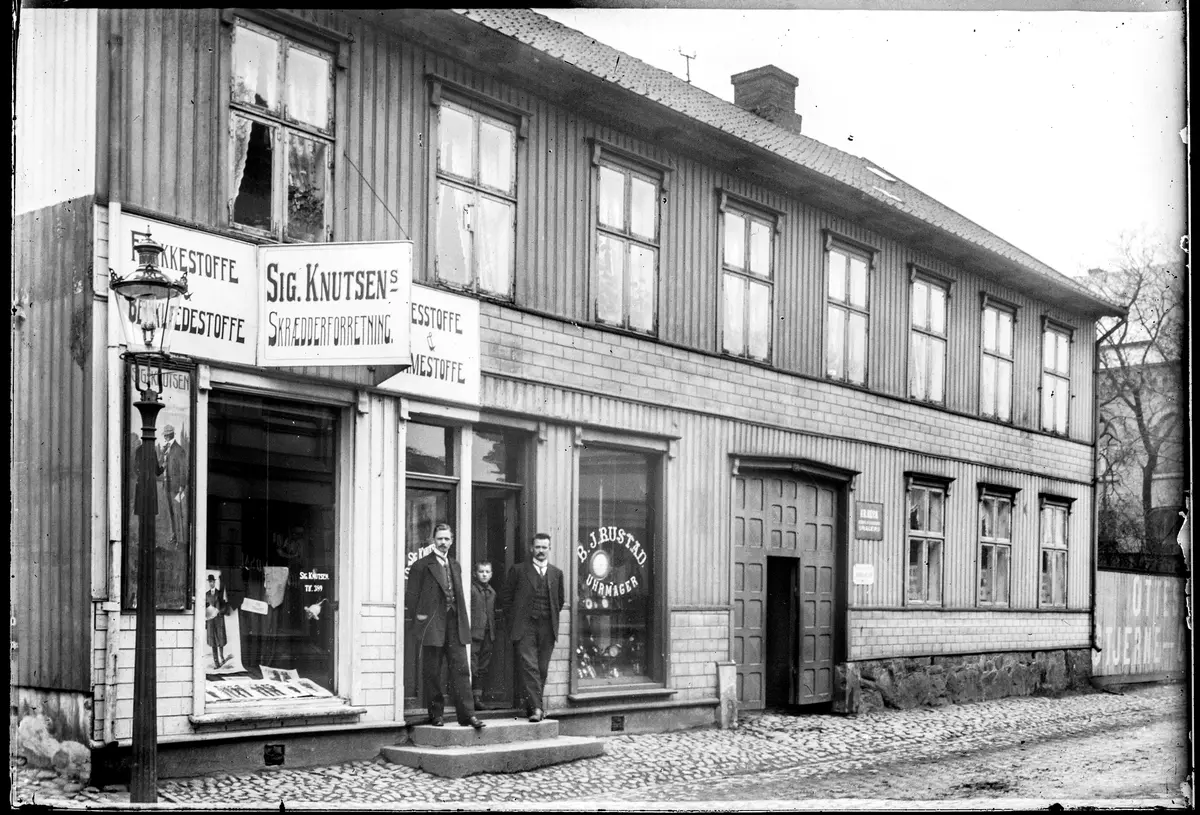 Dronningens gate 18, tidligere 13 i Moss. Sig. Knutsens ... Dronningens gate 18, tidligere 13 i Moss. Sig. Knutsens ...