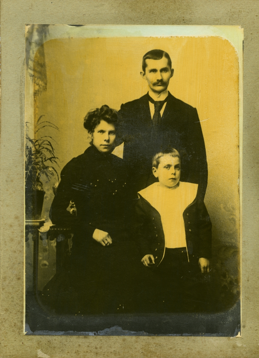 Martha Petrine (Trine) Jensen, Frantz Isaksen og deres sønn Franz ...