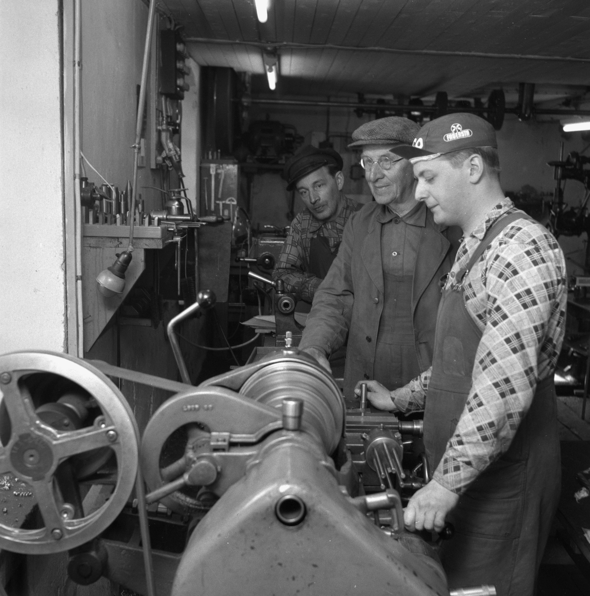 Smedja i Odensbacken. 15 maj 1959. Valsta mekaniska verkstad som ...