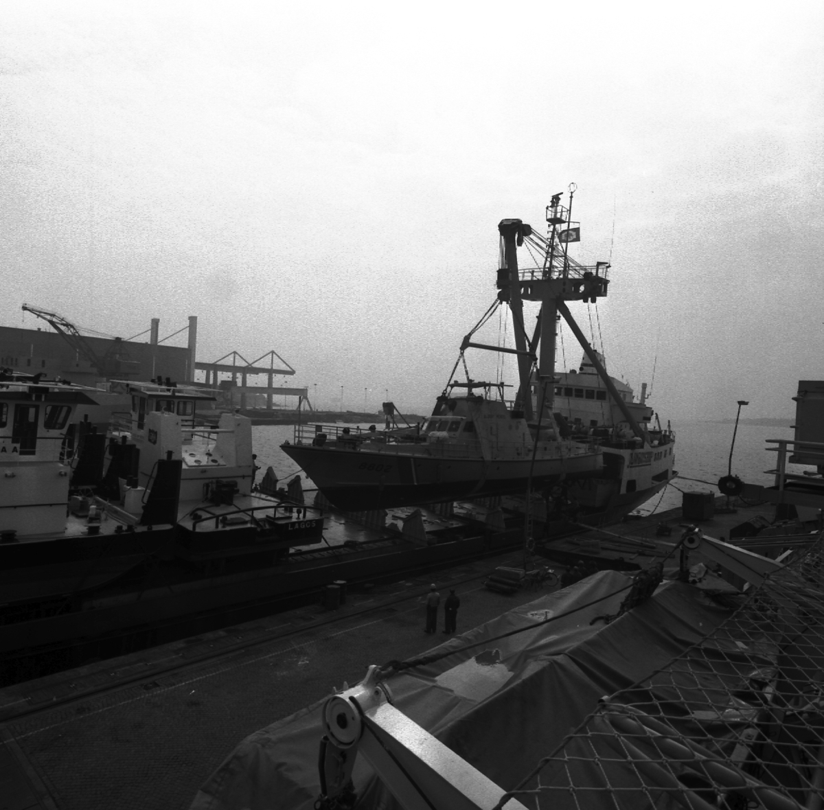 CG 27 Lyftning av CG 27 till lastfartyg - Marinmuseum / DigitaltMuseum