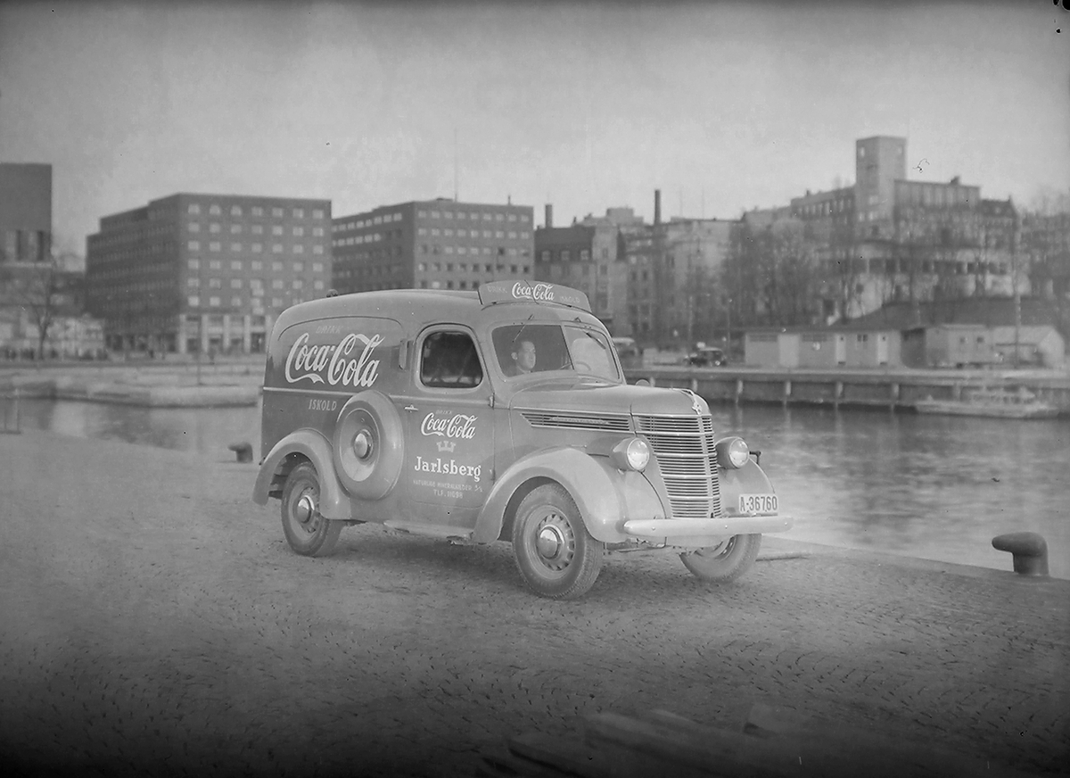 Prot: Coca Cola bilen på bryggen - Norsk Folkemuseum / DigitaltMuseum