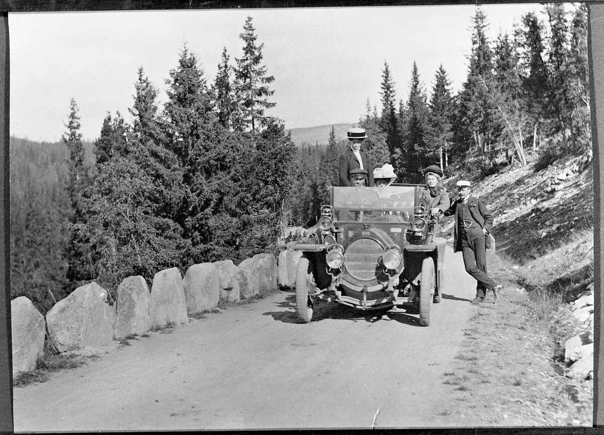 På veg til Heggernes i Valdres. Ambjørg Rogneby sitter til høyre, Signe ...