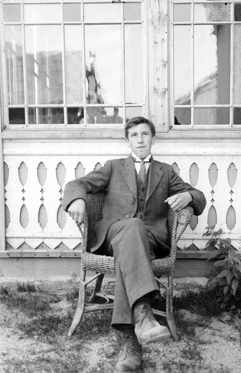 Portrett av en ung mann sittende i stol foran glass veranda - Maihaugen ... Portrett av en ung mann sittende i stol foran glass veranda - Maihaugen ...