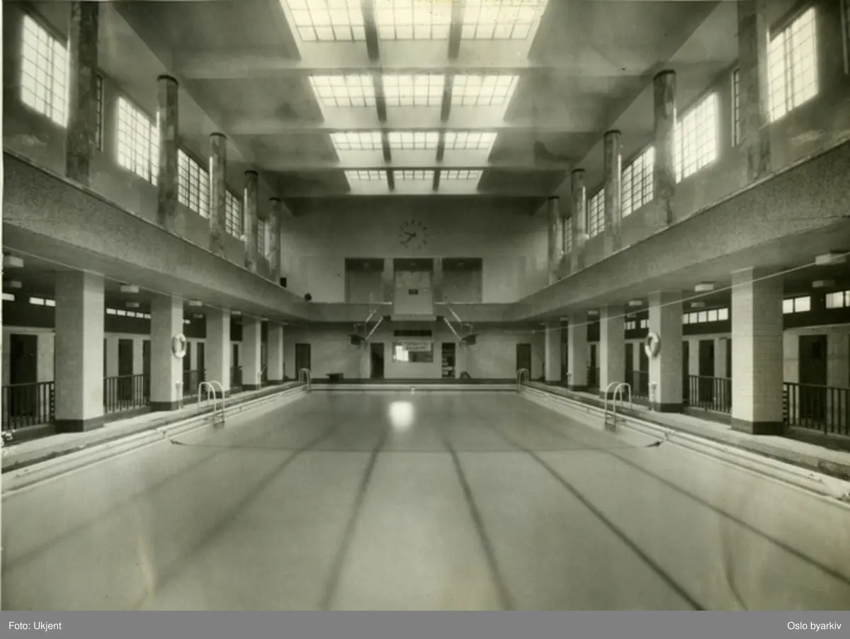 Torggata bad. Svømmehallen, i hovedfasaden av bygget, med bassenget ...