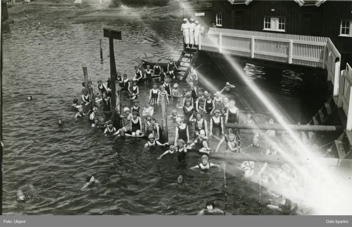Hovedøya bad. Badende jenter og damer ved damebadets betalingsbad ...