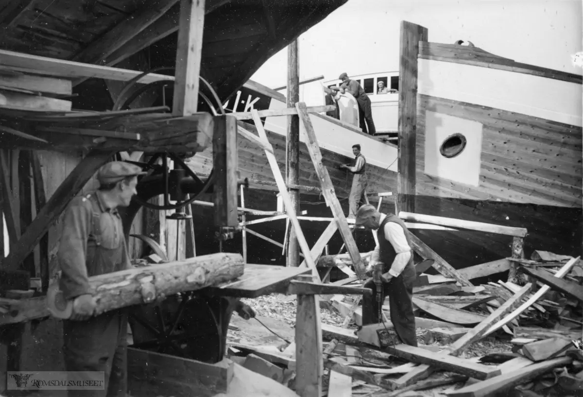 Helland båtbyggeri. - Romsdalsmuseet / DigitaltMuseum