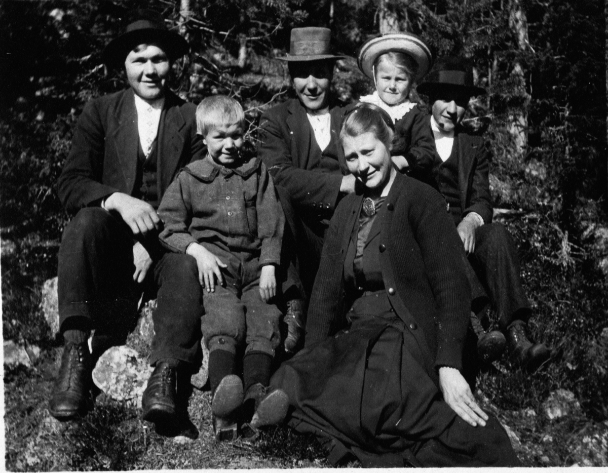 Gruppe Framme frå v. Ivar og Kari Rust. Bak frå v. Knut, Ola med Olaug ...