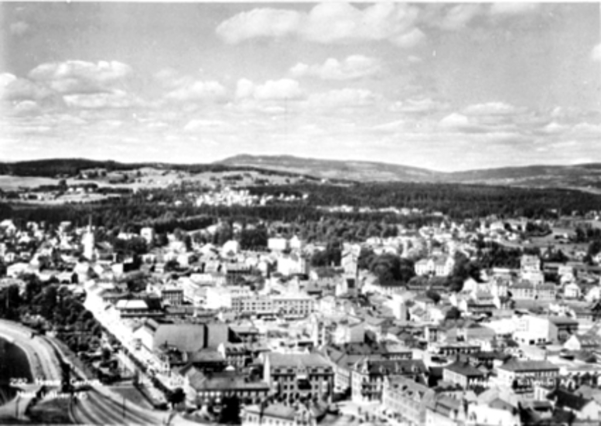 Postkort, Flyfoto, Hamar sentrum med jernbanesatsjonen i forgrunnen ...