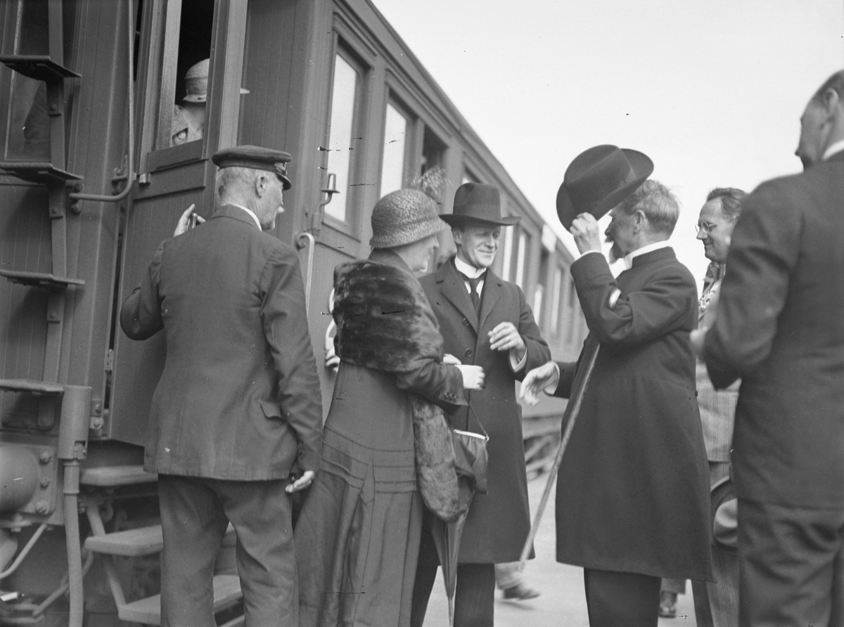 Den svenske erkebiskop Erling Eidem og hans kone Elisabeth ankommer ...