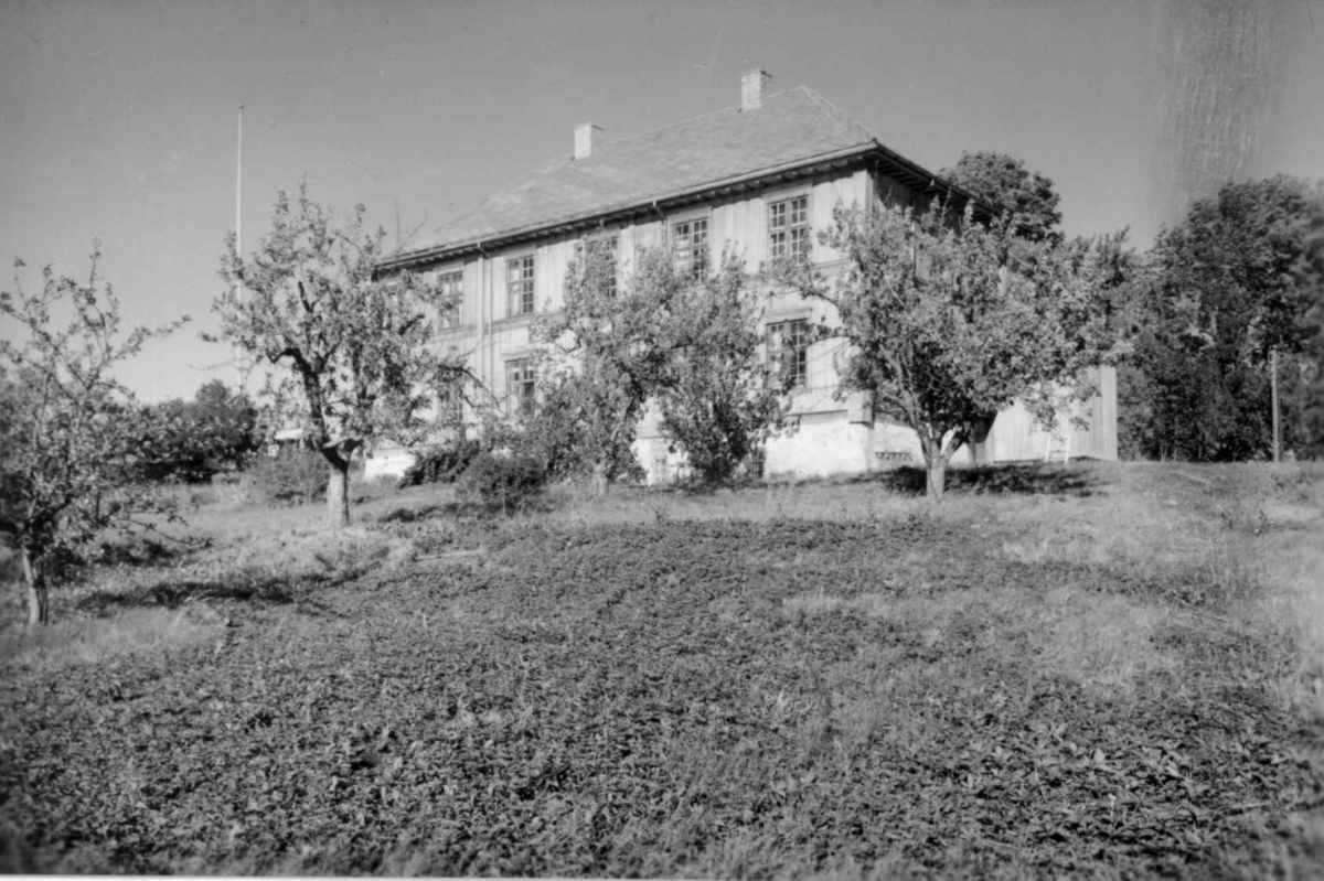Rekstad, Stange, Hedmark. Hovedbygningen sett fra haven ...