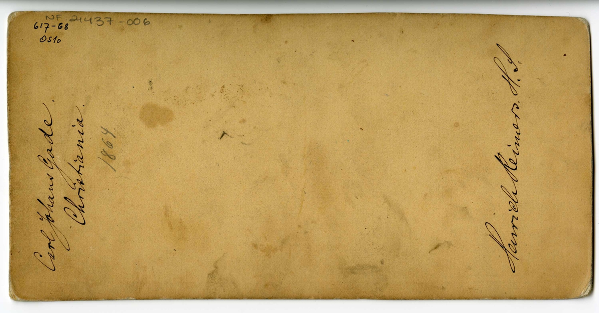 Stereoskopi. Karl Johans gate med Slottet, Oslo, 1864. To gutter ...