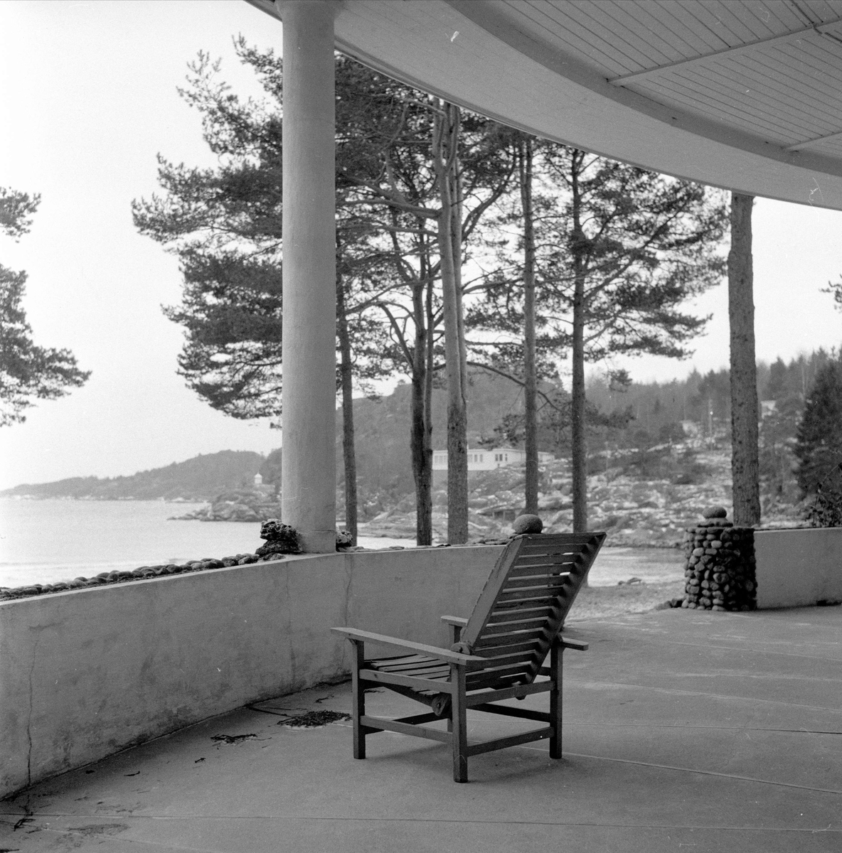 Fevik Strandhotell, Grimstad, desember 1957. Stol på terrasse. - Norsk ...