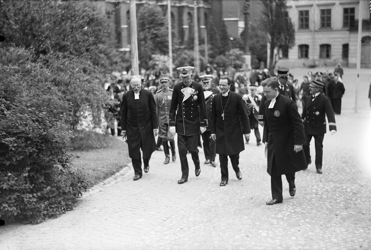 Gustav V, ärkebiskop Erling Eidem med flera, på väg till ...