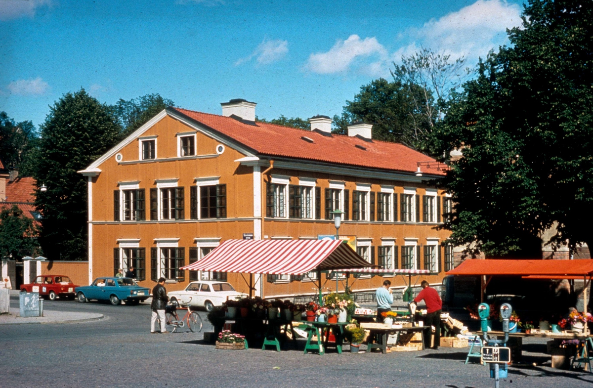 Torghandel på S:t Eriks torg, Uppsala 1973. I bakgrunden Walmstedtska ...