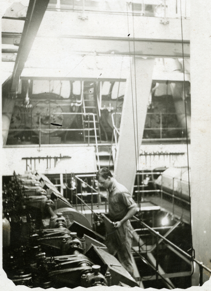 Maskinist i maskinrommet ombord i ukjent skip - Norsk Maritimt Museum ...