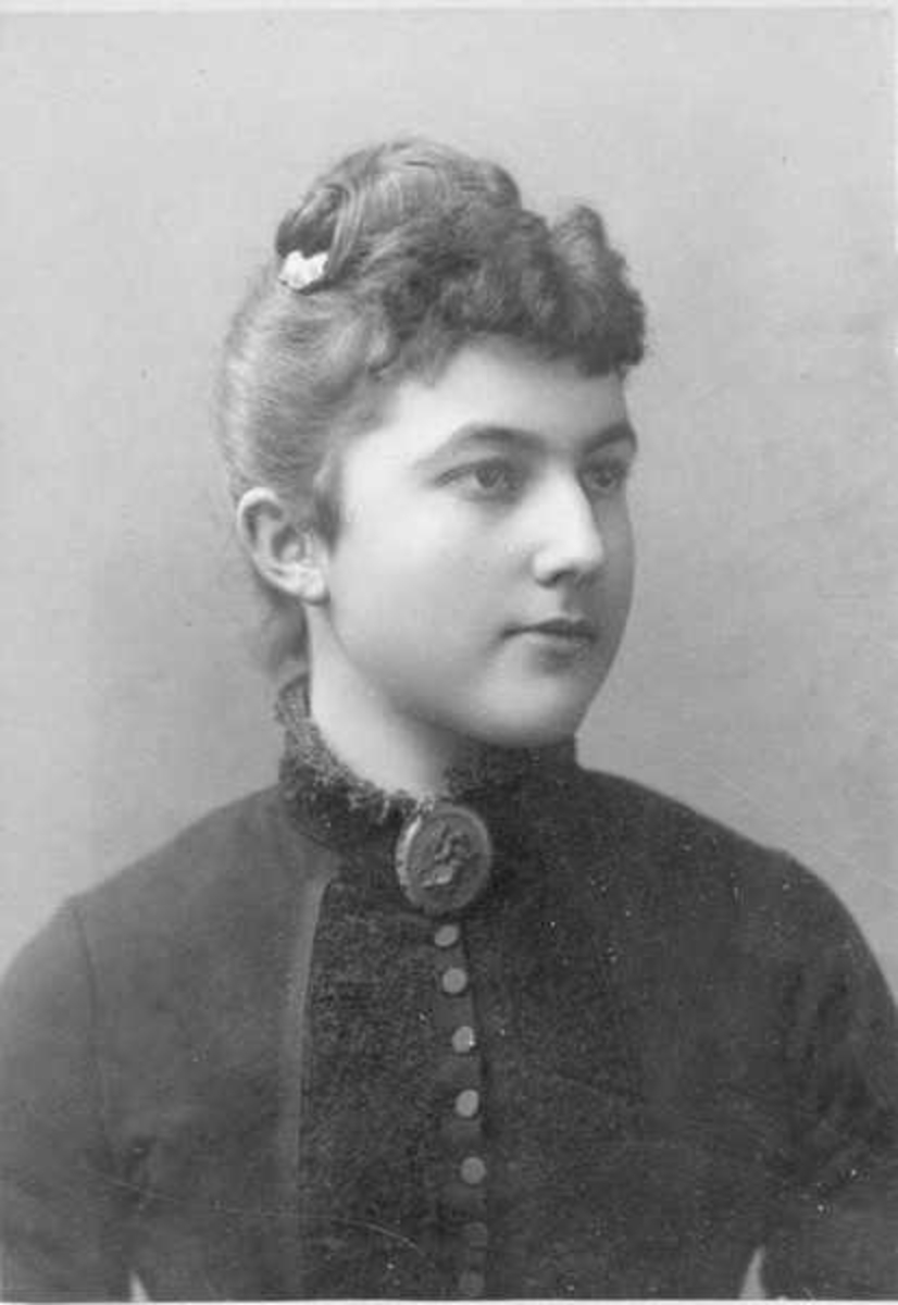 Portrett av Anna Colban Berg hos fotograf i Kristiania. Anna var søster ...