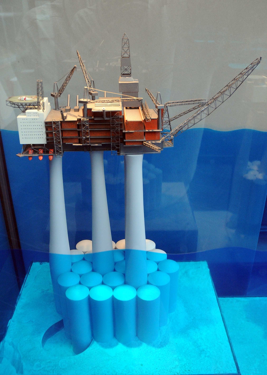 Modell Gullfaks C ferdig sammenføyet - Norsk Oljemuseum / DigitaltMuseum