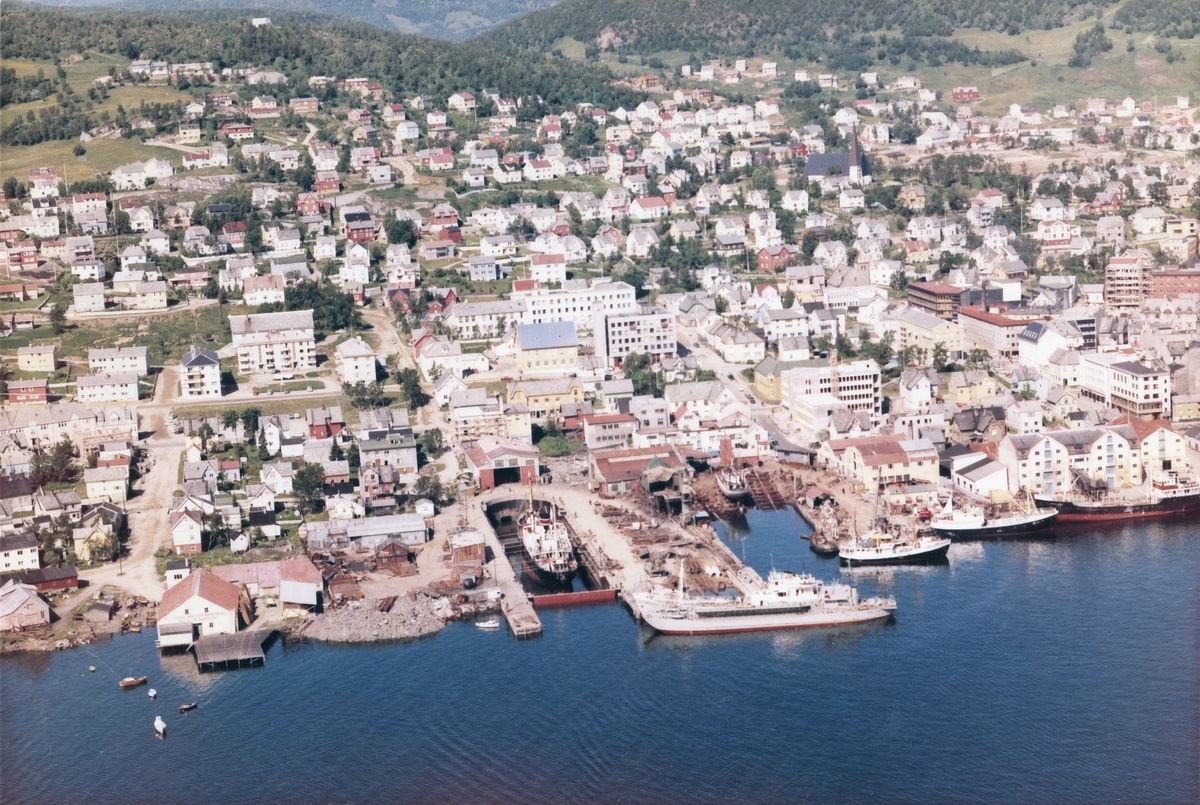 Flyfoto av søndre del av Harstad sentrum, med Kaarbøverkstedet i ...