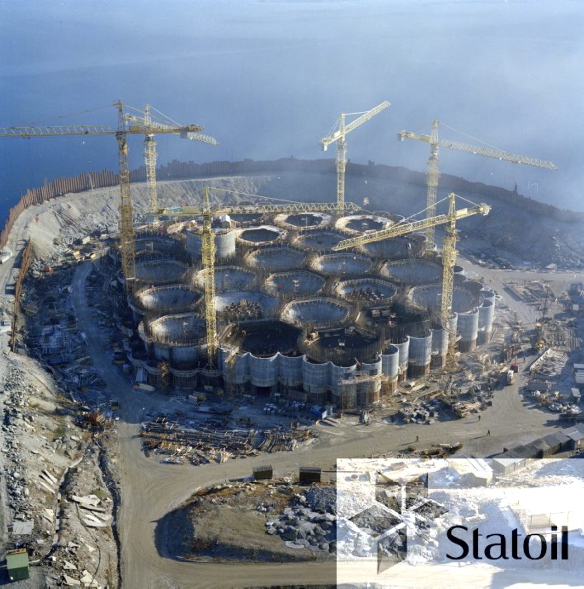 Betongunderstellet til Statfjord C er under bygging i tørrdokken til ...