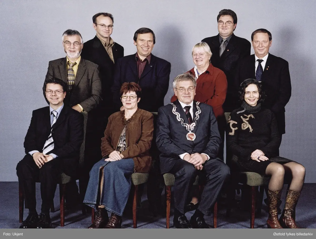 Fylkesutvalget i Østfold 2004-2007. Første rad: Ulf Leirstein (Frp ...