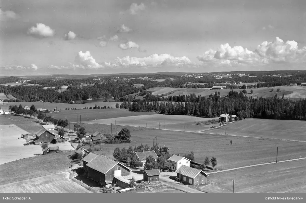 Langli gård i Skiptvet, flyfoto 11. juni 1959. - Østfold fylkes ...