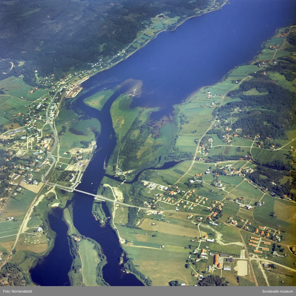 Flygfoton över Ljungan, Stödesjön och samhället Stöde. - Sundsvalls ...