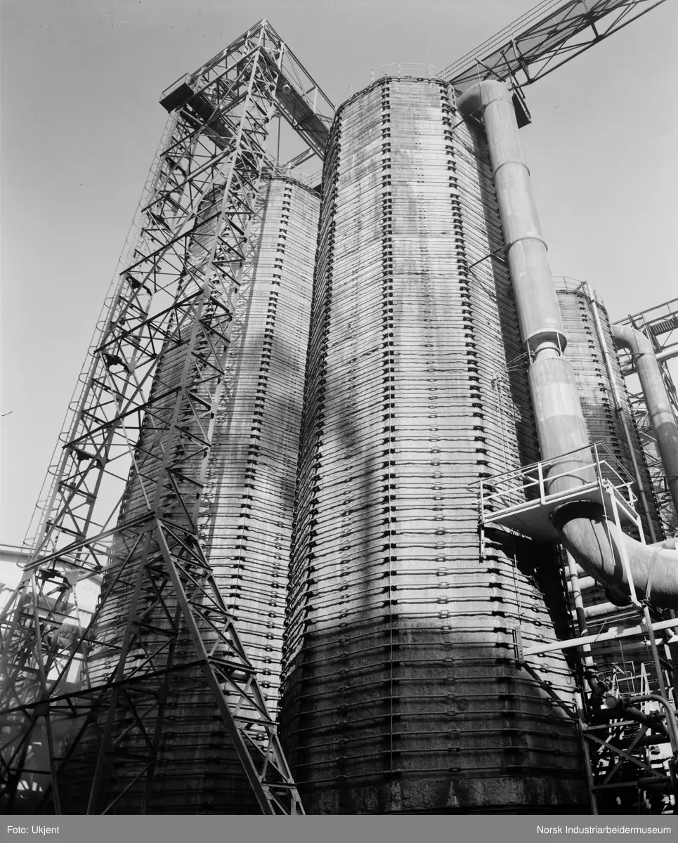 Absorpsjonstårn av granitt for produksjon av salpetersyre. - Norsk ...