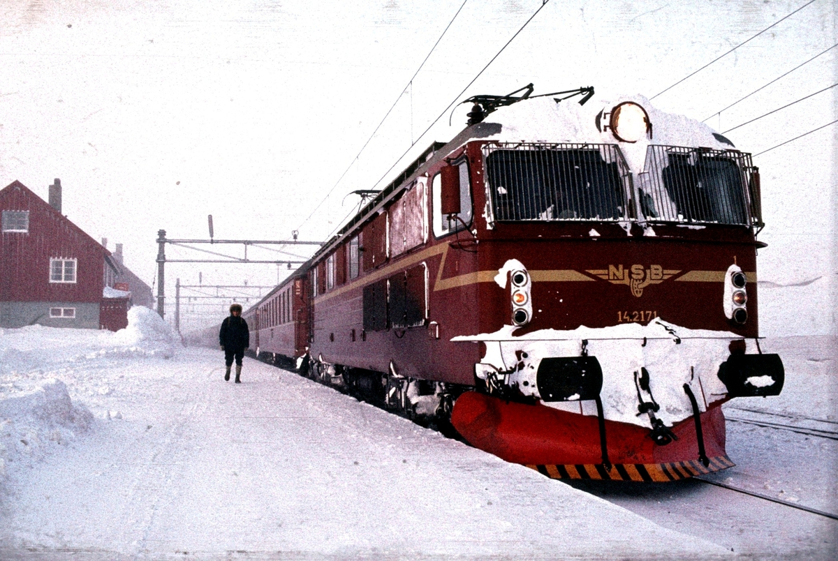Tog 602 fra Bergen til Oslo på Finse stasjon. - Museene i Akershus ...