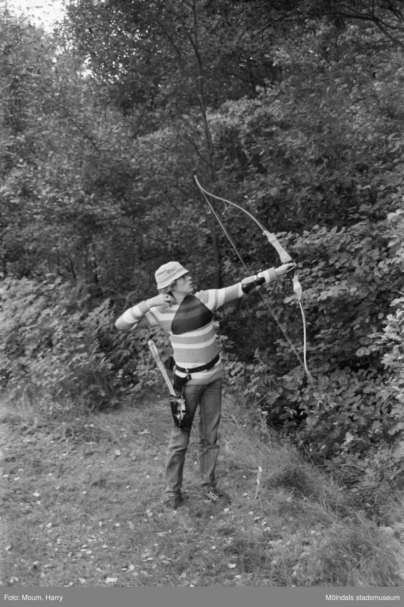 Bågskytt i Lindome bågskytteklubb, år 1983. Morgan Lundin. För mer ...